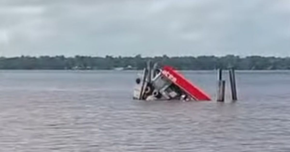 Posto de combustível flutuante tomba no Rio Guamá, em Belém | Roma News