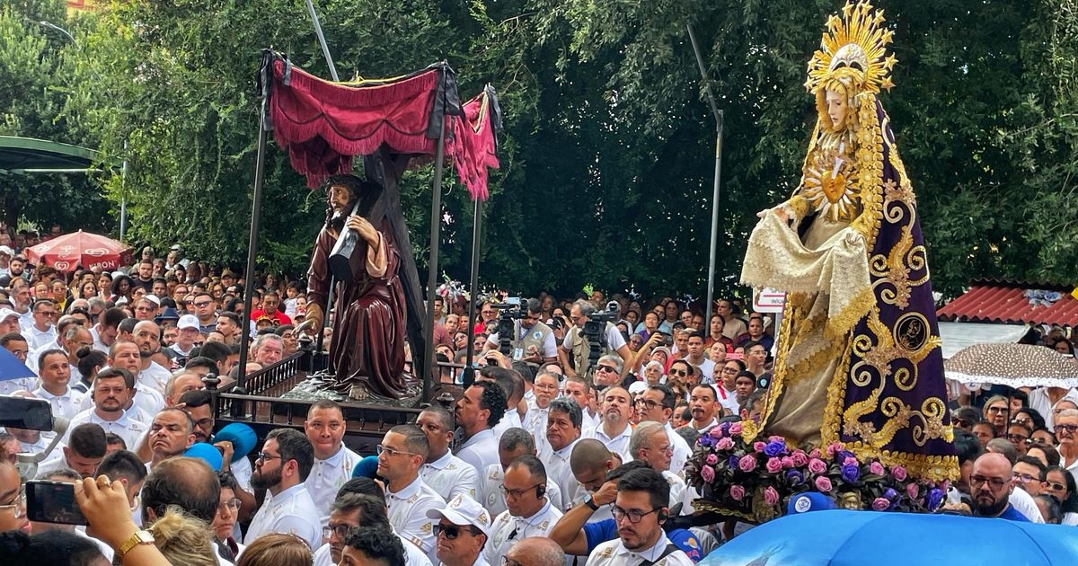 Procissões da Via Sacra e do Encontro emocionam devotos pelas ruas de ...