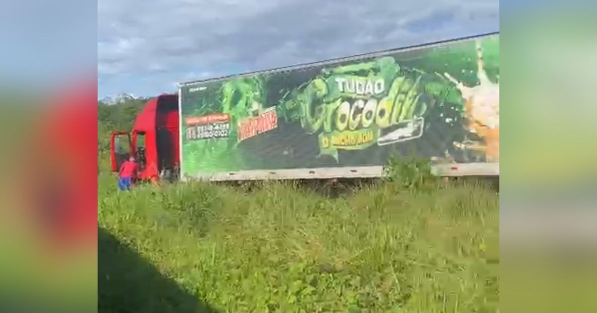 Vídeo: carreta com aparelhagem Crocodilo sofre falha mecânica e sai da ...