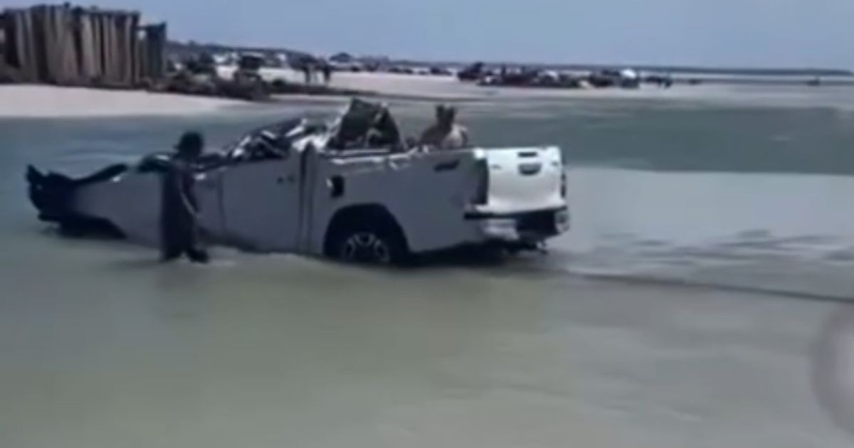 Oferenda inusitada viraliza em Salinas após ser 'devolvida' pelo mar ...