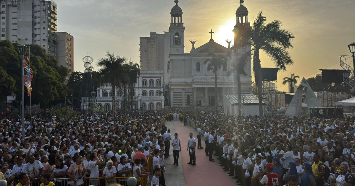 Subida da Imagem original ao altar do Glória é marcada por emoção e fé ...