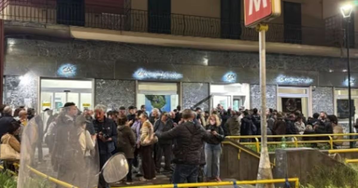 Reféns, túnel e fuga: assalto a banco intriga autoridades italianas ...