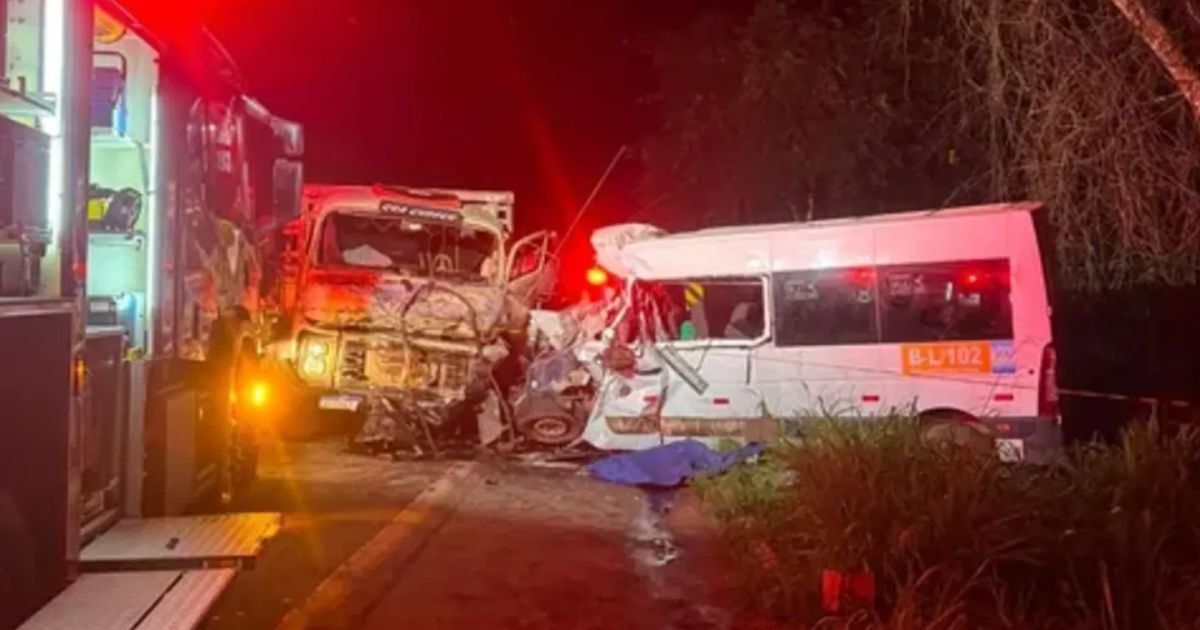 Colisão entre van e caminhão deixa 6 mortos entre São Miguel e Santa ...